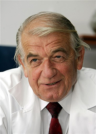 Pomnik prof. Zbigniewa Religi stanie w Zabrzu - WP Wiadomości