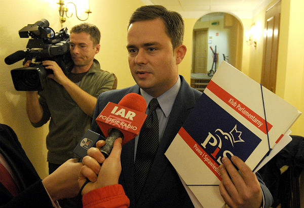 Poseł Adam Hofman wśród strajkujących pracowników szpitala - WP Wiadomości